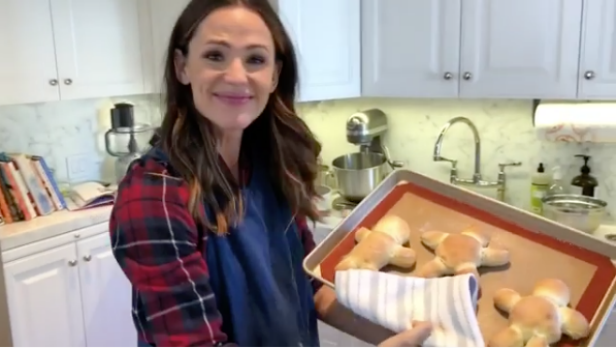 Jennifer Garner’s Pretend Cooking Show is a Slice of Happiness on the ...